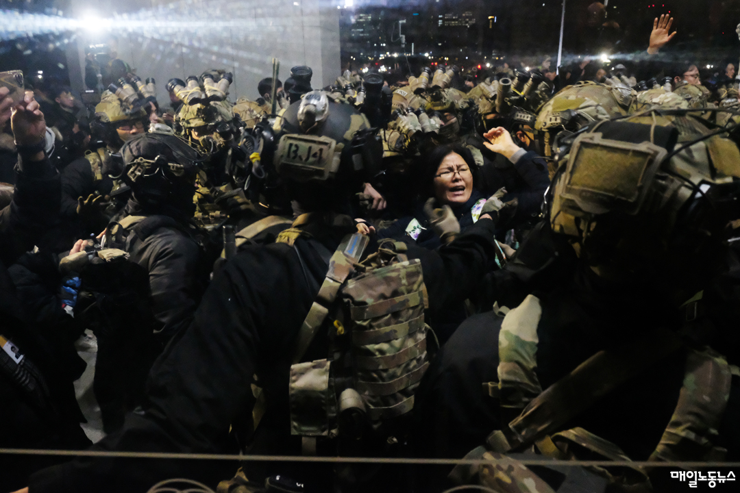 [비상계엄 성공했더라면] 45년 전 군부정권보다 기본권 더욱 침해